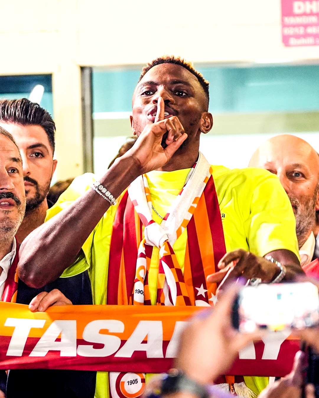 Oshimen saga: Nigerian signs for Galatasaray, receives massive welcome ...